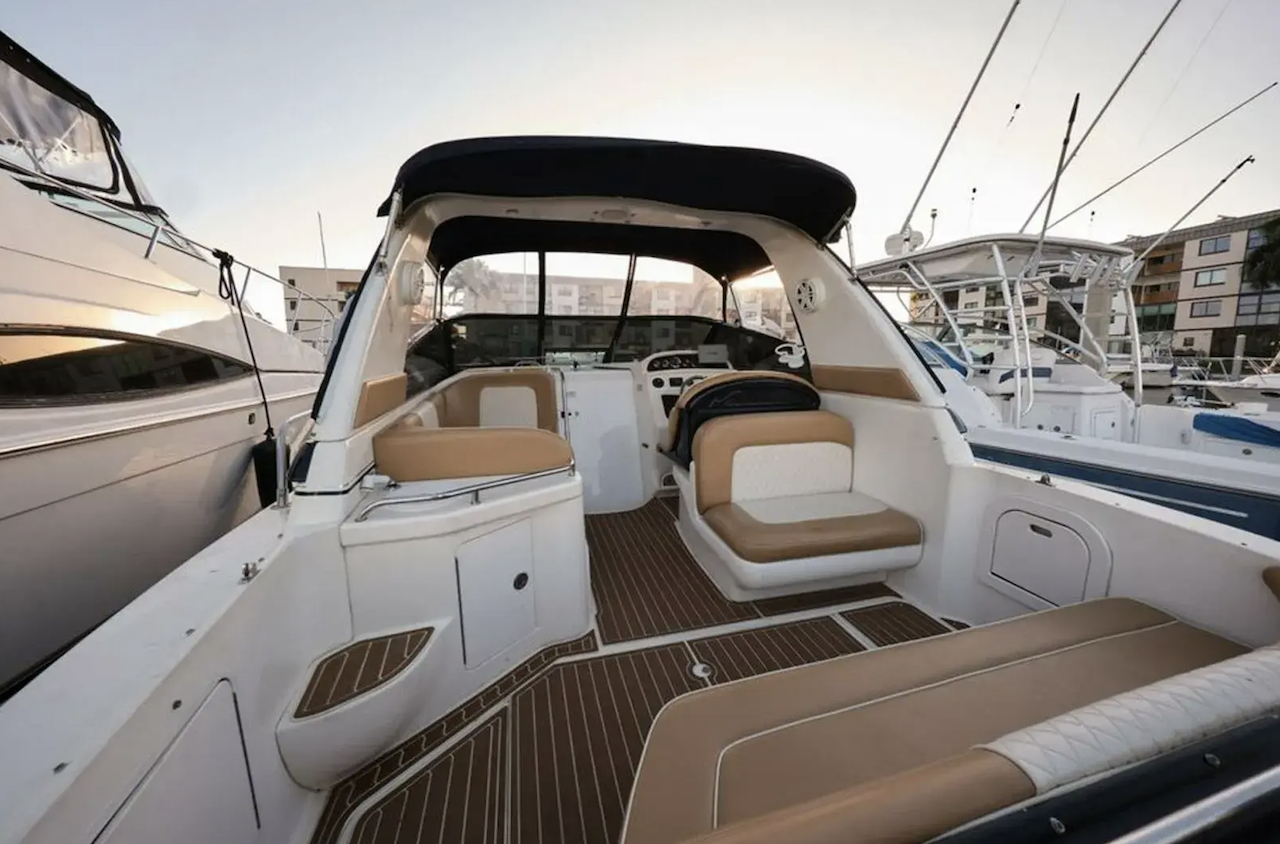 Sea Ray 290 Sundancer Review: A Racy Mid-Cabin Cruiser