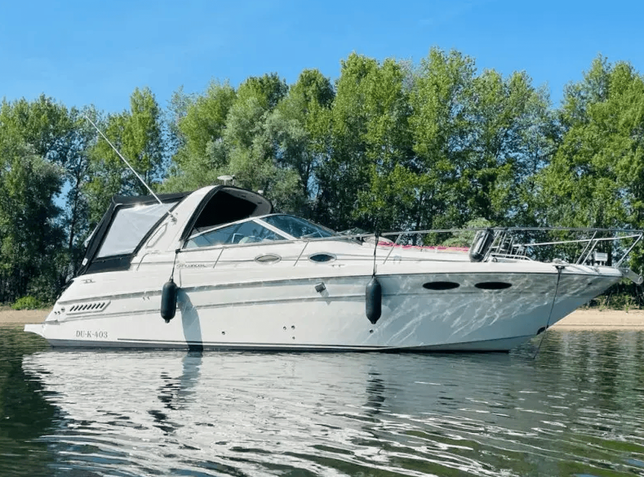 Sea Ray 290 Sundancer Review: A Racy Mid-Cabin Cruiser