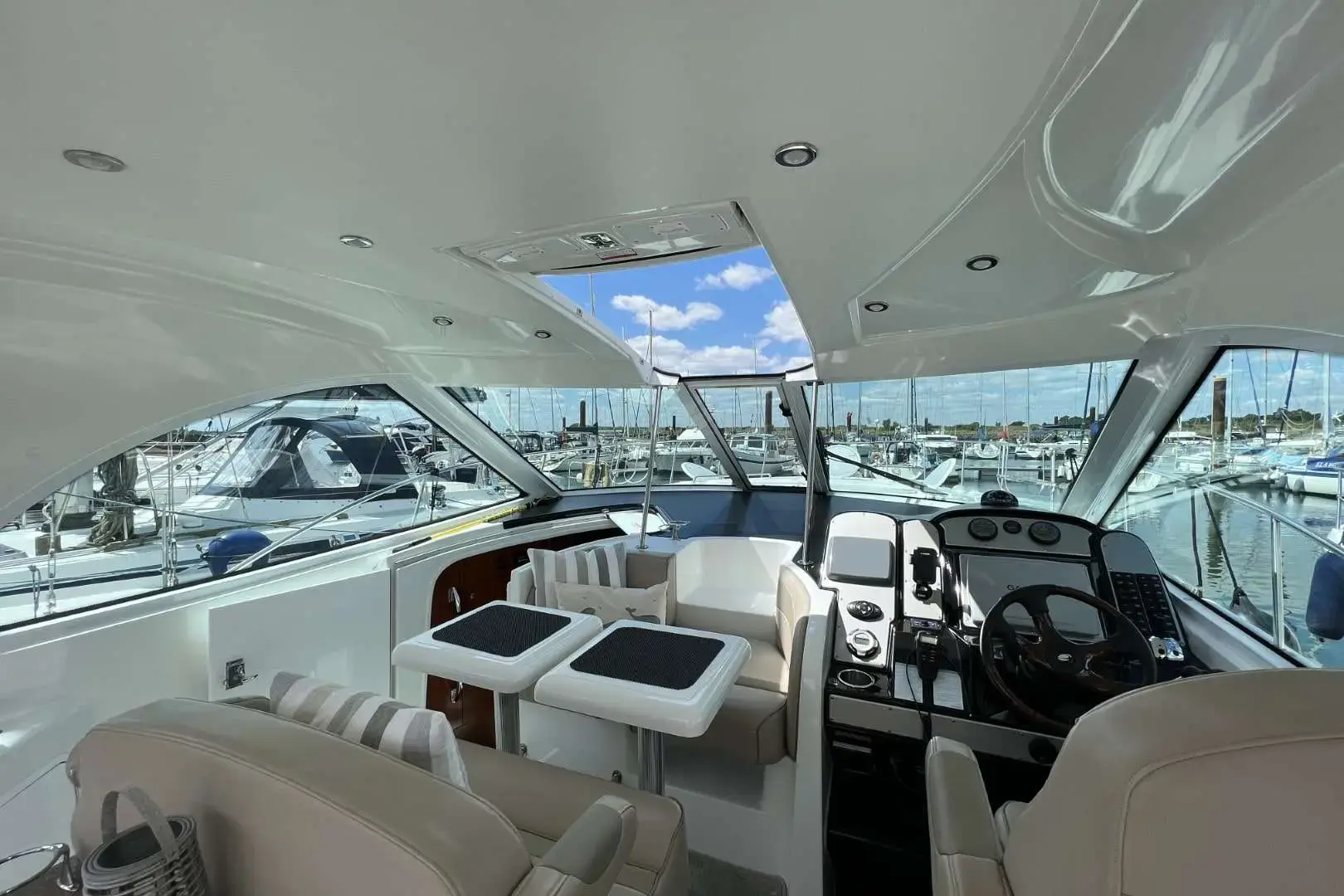 2009 Cruisers Yachts 390 Coupe #347780 for Sale in Boats.co.