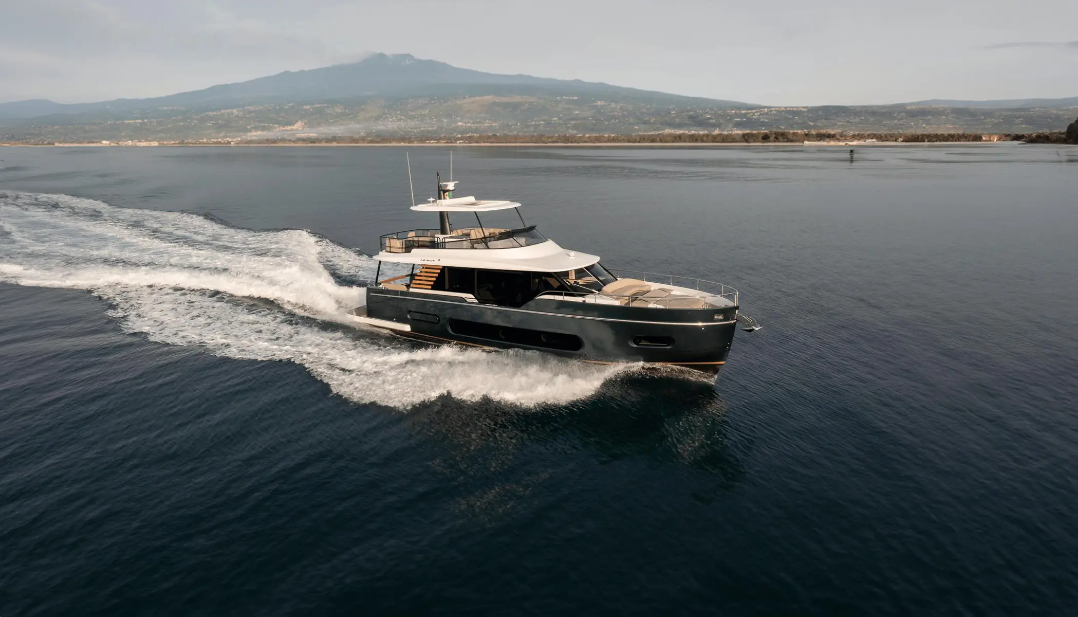 Flybridge Motor Yachts - Cruiser Boats | Flybridge Luxury...