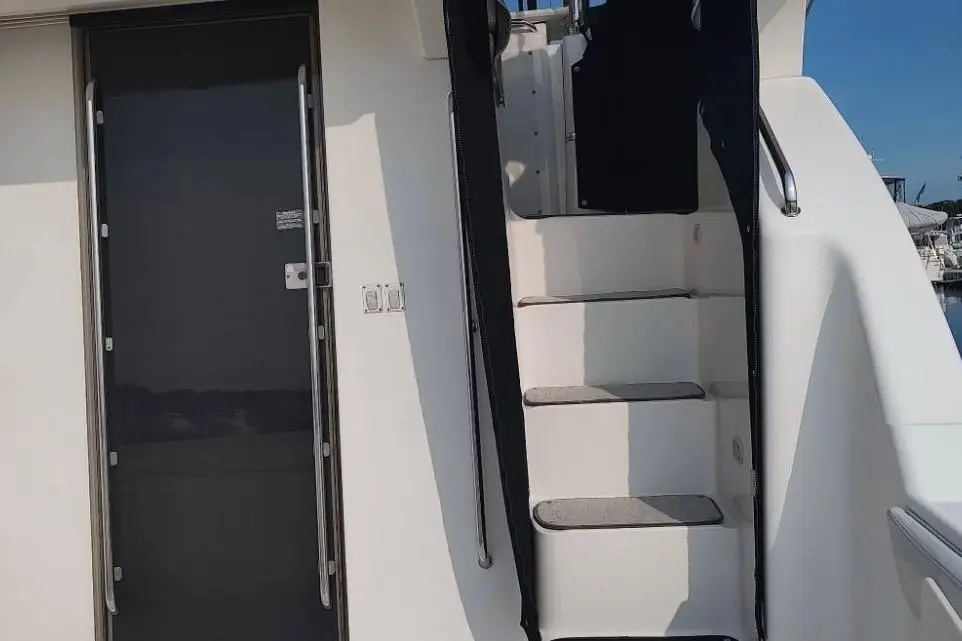 Buy Silverton 330 Sport Bridge #575437 - Rightboat